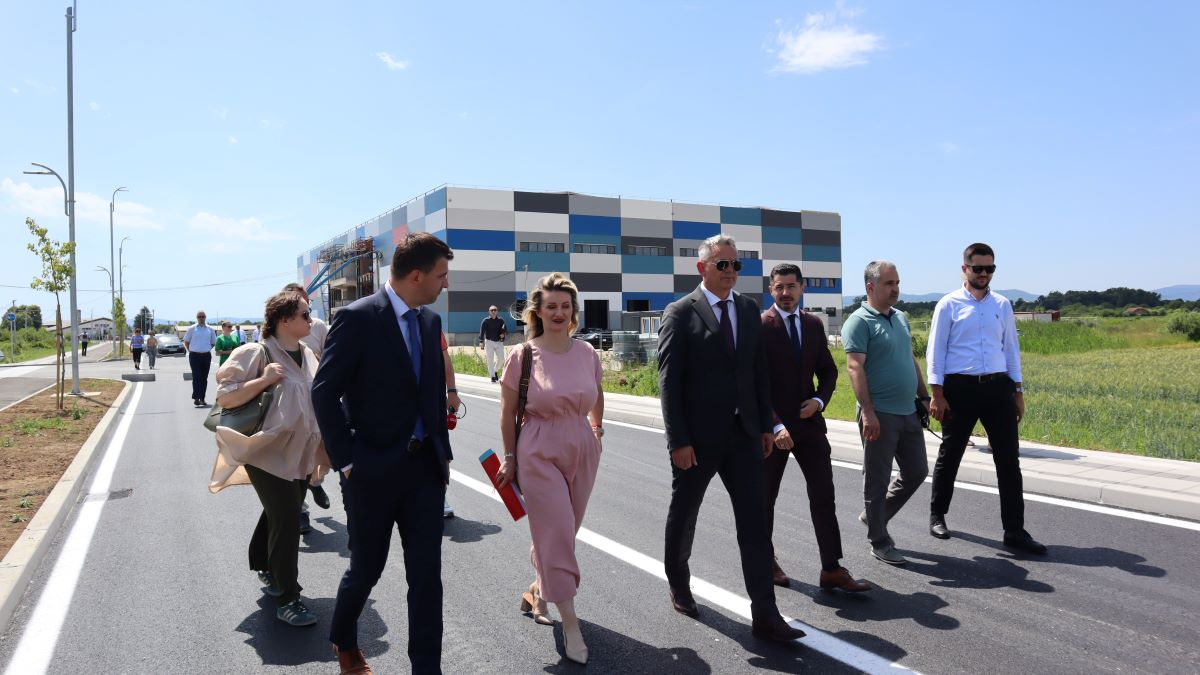 Zvaničnici Distrikta obišli novoizgrađenu saobraćajnicu u Industrijskoj ...